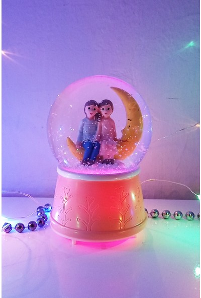 Mypatya Ayda Oturan Sevgililer Işıklı ve Müzikli Orta Boy Kar Küresi