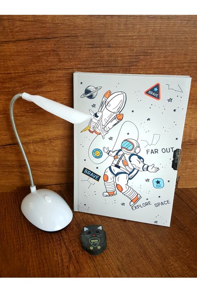 Çilek Home Çilekhome Uzay Kilitli Hatıra ve Günlük Defteri- LED Işıklı Masa Lambası-Kedi Silgi LED900 Çilek Home Çilekhome Uzay Kilitli Hatıra ve Günlük Defteri- LED Işıklı Masa Lambası-Kedi Silgi LED900