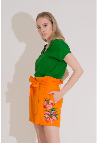 GIZIA Nakış Detaylı Kuşaklı Turuncu Bermuda Şort GIZIA Nakış Detaylı Kuşaklı Turuncu Bermuda Şort