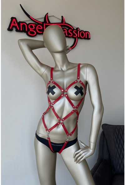 Vücudu Saran Kırmızı Fantazi Deri Giyim