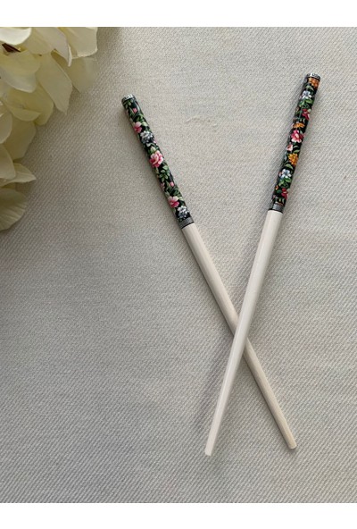 Mingy Kadın Çiçek Desenli Beyaz Renk Çubuk Topuz Tokası Seti 2'li Mingy Kadın Çiçek Desenli Beyaz Renk Çubuk Topuz Tokası Seti 2'li