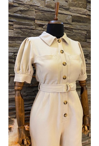 Laperle Butik Düğme Detaylı Tulum Taş Rengi Laperle Butik Düğme Detaylı Tulum Taş Rengi
