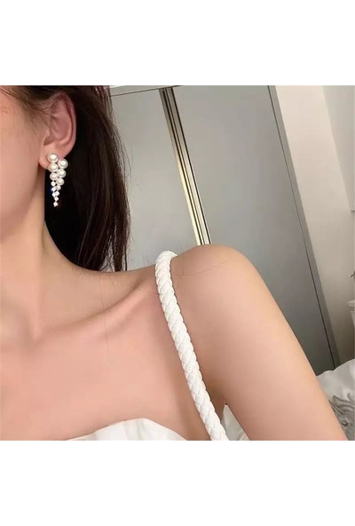 Pelin Aksesuar Incili ve Kristalli Üçgen Küpe Pelin Aksesuar Incili ve Kristalli Üçgen Küpe
