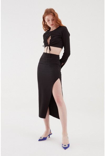 Quzu Asimetrik Yırtmaçlı Midi Boy Etek Siyah