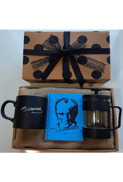Süslü Horanta Nescafe-Çay Hediye Seti 1 Adet Atatürk Temalı Kupa + 1 Adet French Press +Not Defteri Süslü Horanta Nescafe-Çay Hediye Seti 1 Adet Atatürk Temalı Kupa + 1 Adet French Press +Not Defteri