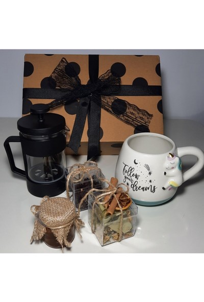 Süslü Horanta Frenchpress+Mug+Mika Kutuda Ihlamur Kuru Limon ve Tarçın+Mika Kutuda Nar Çiçeği+Mini Cam Kavanoz Bal Süslü Horanta Frenchpress+Mug+Mika Kutuda Ihlamur Kuru Limon ve Tarçın+Mika Kutuda Nar Çiçeği+Mini Cam Kavanoz Bal
