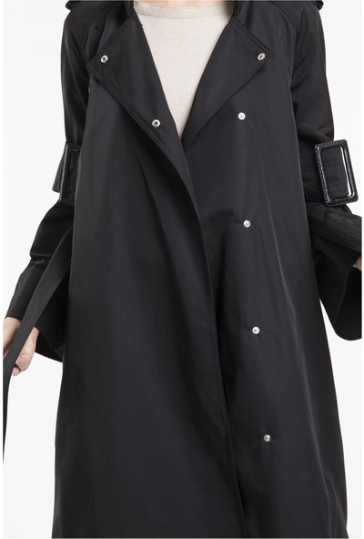 Gülsen Sarıçam Büyük Beden Siyah Kolda ve Belde Kalın Kemerli Trençkot