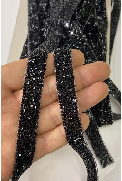 Hayalperest Boncuk Ütüyle Yapışan Taşlı Aplik Şerit Siyah Hayalperest Boncuk Ütüyle Yapışan Taşlı Aplik Şerit Siyah