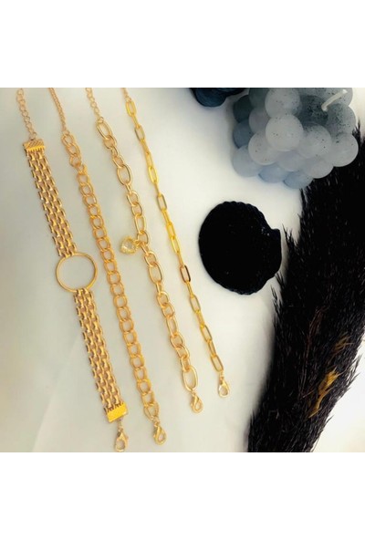 Esze Kadın Altın Renkli Kalp Deatylı Dörtlü Kombin Bileklik Esze Kadın Altın Renkli Kalp Deatylı Dörtlü Kombin Bileklik