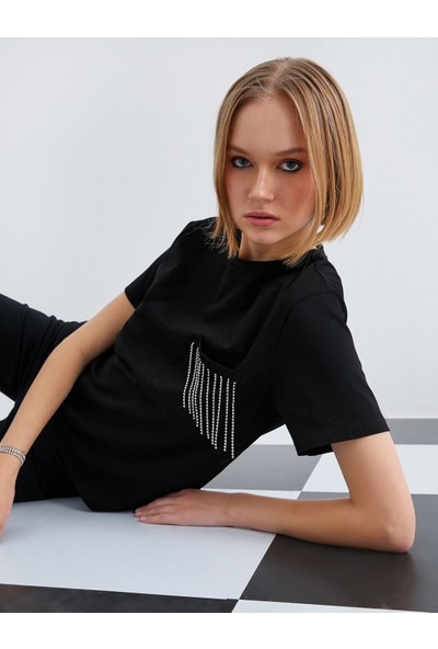 Koton Bisiklet Yaka Kısa Kollu Zincir Detaylı Tişört