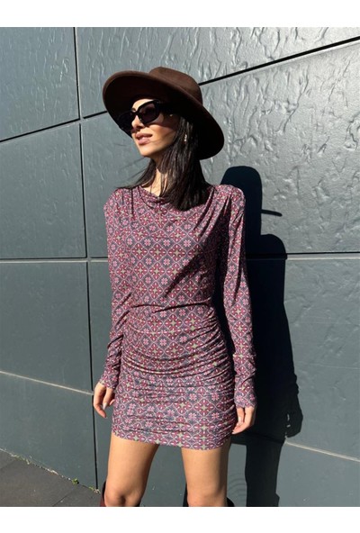 Seda Yalçın Atelier Bordo Desenli Yanları Büzgülü Detaylı Degaje Yaka Elbise