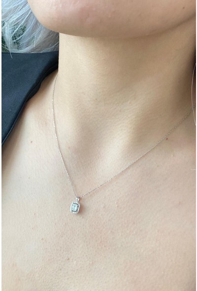 Zümrüt Sarraf 14 Ayar Beyaz Altın 0.07 Ct Pırlanta Baget Kolye Zümrüt Sarraf 14 Ayar Beyaz Altın 0.07 Ct Pırlanta Baget Kolye