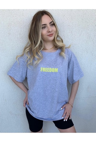 Trend Seninle Kadın Gri Oversize Freedom Baskılı T-Shirt Trend Seninle Kadın Gri Oversize Freedom Baskılı T-Shirt