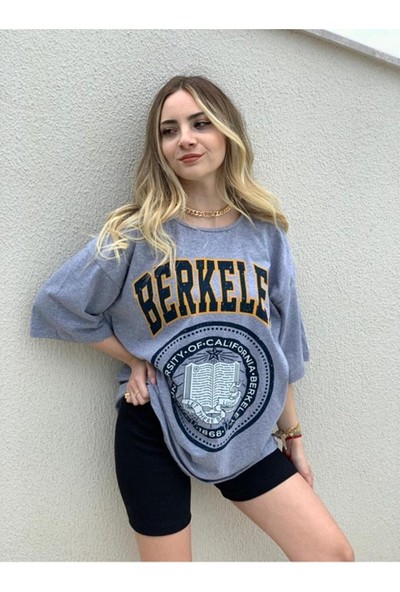 Trend Seninle Kadın Oversize Berkeley Baskılı T-Shirt Trend Seninle Kadın Oversize Berkeley Baskılı T-Shirt