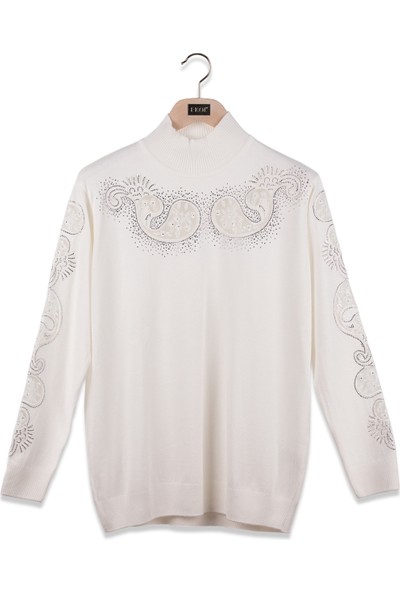 On Dik Yaka Işlemeli Triko Kazak