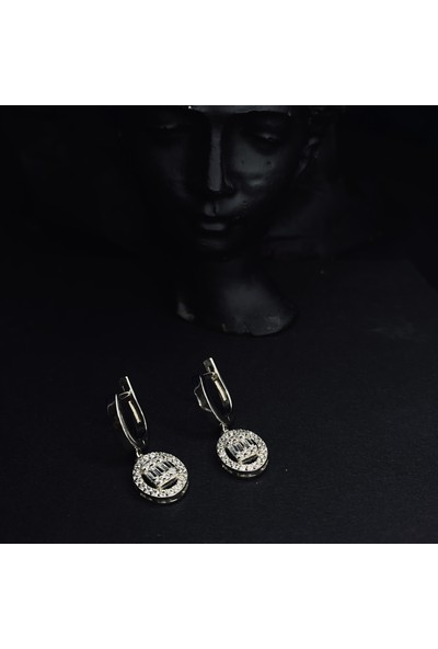 Wena Jewelry 925 Ayar Gümüş Modern Yuvarlak Baget Taşlı Küpe Wena Jewelry 925 Ayar Gümüş Modern Yuvarlak Baget Taşlı Küpe