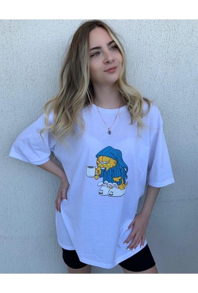 Trend Seninle Kadın Beyaz Uykulu Garfield Baskılı Oversize T-Shirt Trend Seninle Kadın Beyaz Uykulu Garfield Baskılı Oversize T-Shirt
