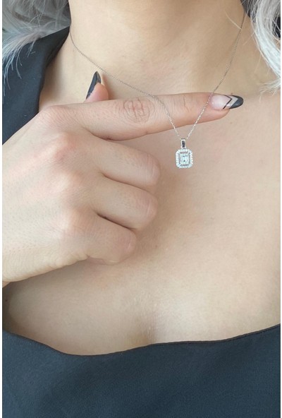 Zümrüt Sarraf 14 Ayar Beyaz Altın 0.24 Ct Pırlanta Baget Kolye Zümrüt Sarraf 14 Ayar Beyaz Altın 0.24 Ct Pırlanta Baget Kolye