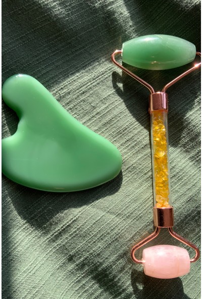 Efsoon Organics Pembe Kuvars + Aventurin Ortası Kırık Taşlı Sitrin Roller | Aventurine Kalp Gua Sha | Özel Kutuda Efsoon Organics Pembe Kuvars + Aventurin Ortası Kırık Taşlı Sitrin Roller | Aventurine Kalp Gua Sha | Özel Kutuda