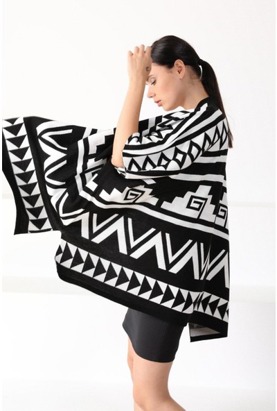 Ferraro Siyah Beyaz Etnik Desenli Kadın Panço