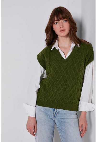 Vitrin Örgü Desenli V Yaka Triko Yelek Vitrin Örgü Desenli V Yaka Triko Yelek