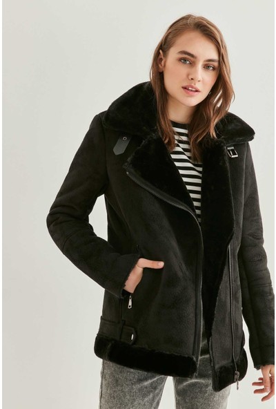 Vitrin Siyah Süet Suni Kürk Detaylı Uzun Biker Ceket Vitrin Siyah Süet Suni Kürk Detaylı Uzun Biker Ceket