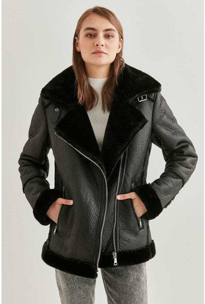 Vitrin Siyah Dışı Mat Kürklü Suni Deri Ceket Vitrin Siyah Dışı Mat Kürklü Suni Deri Ceket