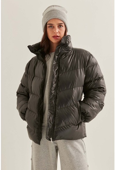 Vitrin Cepli Kısa Parlak Kumaş Şişme Mont