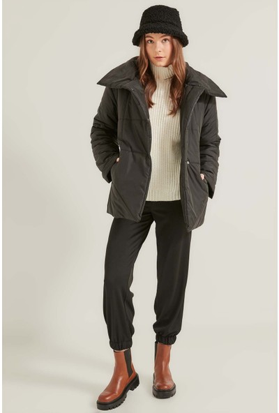 Vitrin Geniş Yaka Belden Bağcıklı Şişme Mont