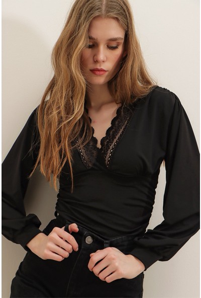 Yakası Dantelli Prenses Koll Alttan Çıt Çıt Sandy Bluz