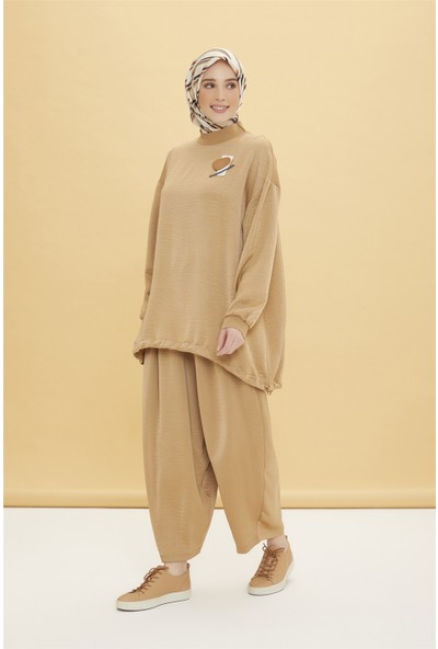 Armine Ribana ve Broş Detaylı Bluz 22Y3100 Camel