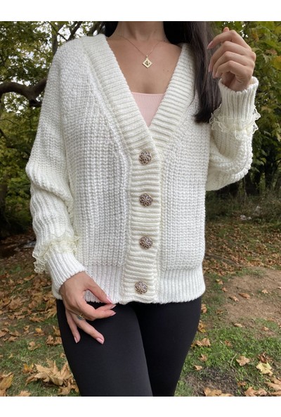 Persesstyle Düğmeli Dantel Detaylı Hırka - Ekru Persesstyle Düğmeli Dantel Detaylı Hırka - Ekru