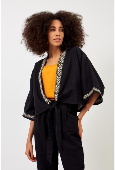 Coral Nakışlı Kısa Kimono Siyah
