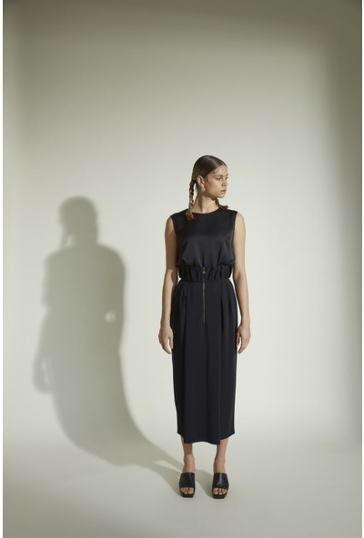 Qui Prive Bel Detaylı, Metal Fermuarlı, Lycralı Viskon Krep Kumaş, Uzun Etek. Siyah Qui Prive Bel Detaylı, Metal Fermuarlı, Lycralı Viskon Krep Kumaş, Uzun Etek. Siyah