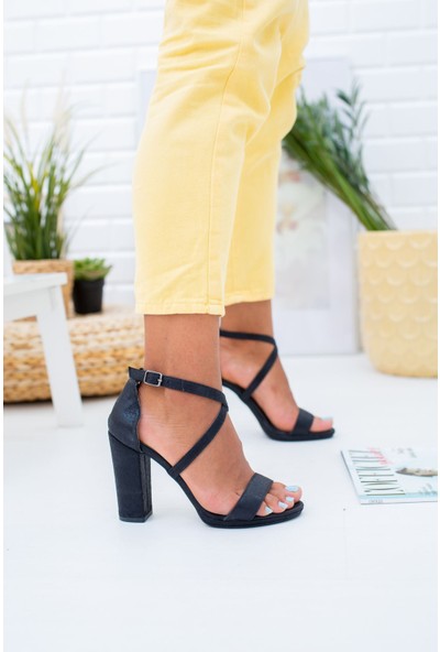 Jomoti Tek Bant Topuklu Siyah Ayakkabı Jomoti Tek Bant Topuklu Siyah Ayakkabı