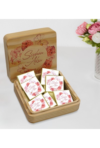 BK Kişiye Özel Isimli Çiçek Tasarımlı Kare Ahşap Kutuda Madlen Çikolata -2 BK Kişiye Özel Isimli Çiçek Tasarımlı Kare Ahşap Kutuda Madlen Çikolata -2