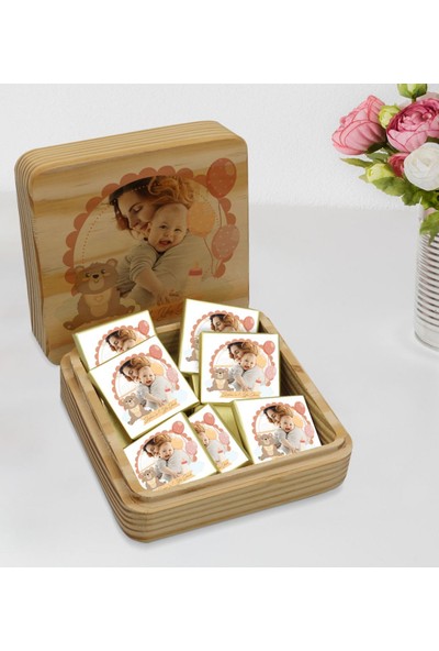 BK Kişiye Özel Fotoğraflı Bebek Doğum Günü Tasarımlı Kare Ahşap Kutuda Madlen Çikolata -2 BK Kişiye Özel Fotoğraflı Bebek Doğum Günü Tasarımlı Kare Ahşap Kutuda Madlen Çikolata -2