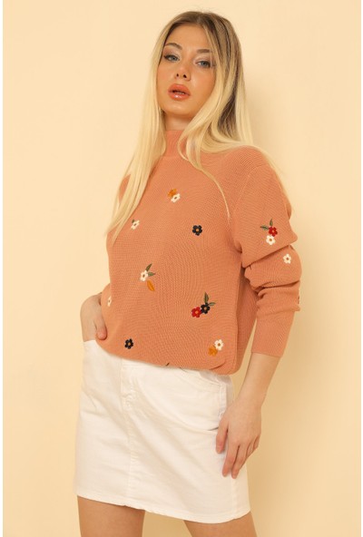 Gülseli Kadın Nakış Baskılı Crop Triko Kazak