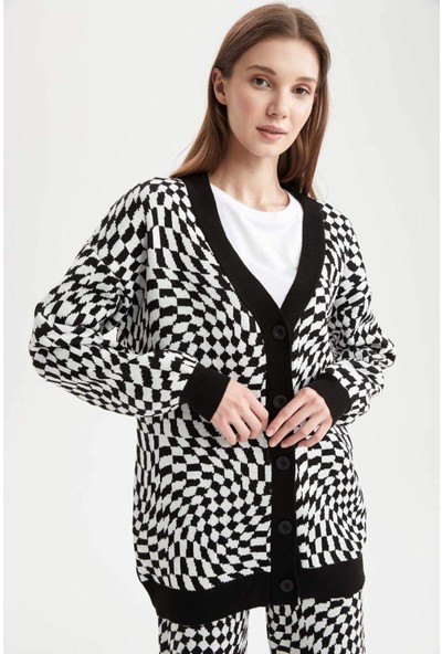 DeFacto Regular Fit V Yaka Dama Desenli Düğmeli Triko HIRKA X7290AZ21CW DeFacto Regular Fit V Yaka Dama Desenli Düğmeli Triko HIRKA X7290AZ21CW