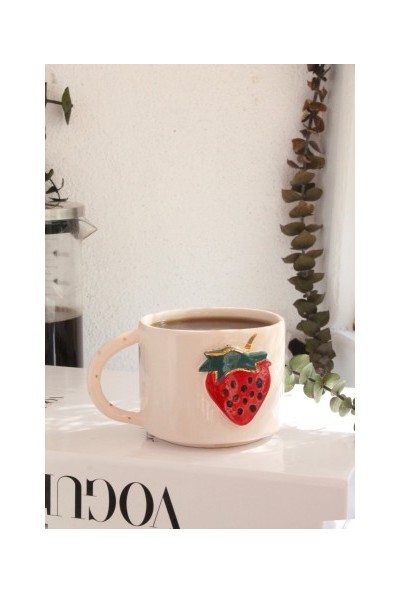 Çilek Figürlü El Yapımı El Boyaması 24K Altın Dekorlu Seramik Mug