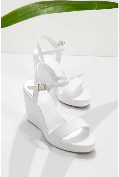Bambi Beyaz Kadın Dolgu Topuklu Ayakkabı K05688950109