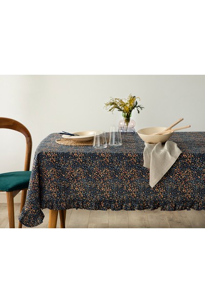 English Home Florals Polycotton Fırfırlı Masa Örtüsü 150 x 220 cm Lacivert English Home Florals Polycotton Fırfırlı Masa Örtüsü 150 x 220 cm Lacivert