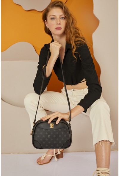 Pierre Cardin Siyah Monogram Kadın Çapraz Çanta 05PO22Y1534-MN S Pierre Cardin Siyah Monogram Kadın Çapraz Çanta 05PO22Y1534-MN S