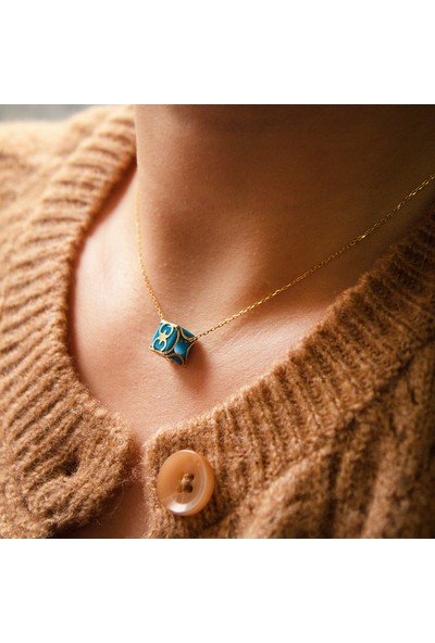 Myra Gold Mavi Küp Boncuk Altın Kolye Ucu Myra Gold Mavi Küp Boncuk Altın Kolye Ucu