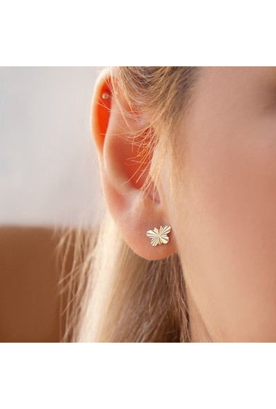 Myra Gold Kalem Işlemeli Kelebek Altın Çivi Küpe