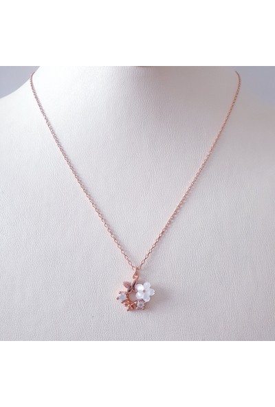 Magrib Beyaz Manolya Çiçeği ve Kelebekli Bayan Gümüş Kolye Magrib Beyaz Manolya Çiçeği ve Kelebekli Bayan Gümüş Kolye