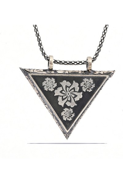 Silver Gümüş Üçgen Içi Açılabilen Çiçek Muskalık Kolye