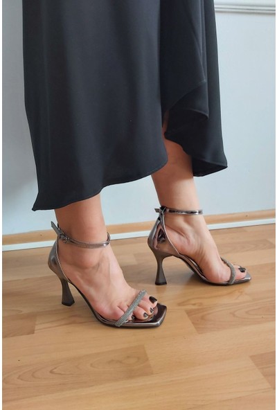 La Scada Platin Multi Taşlı Tek Bantlı Kadın Abiye Ayakkabı 22890-409 La Scada Platin Multi Taşlı Tek Bantlı Kadın Abiye Ayakkabı 22890-409