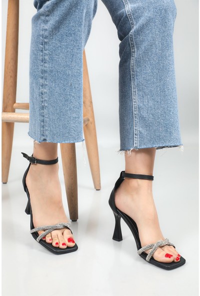 Carla Bella Bilekten Tokalı Çapraz Bant Taşlı Siyah Kadın Ayakkabı Joy