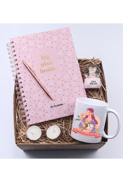 VegaGiftShop Kadınlar Gününe Özel Kupa & Pembe Papatya Desenli Konuşan Ajanda & Işıklı Şans Kar Küresi & 2 Adet Mum Hediye Seti VegaGiftShop Kadınlar Gününe Özel Kupa & Pembe Papatya Desenli Konuşan Ajanda & Işıklı Şans Kar Küresi & 2 Adet Mum Hediye Seti